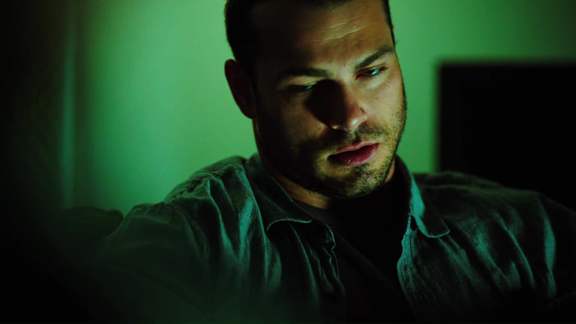 ausCAPS: Shawn Roberts shirtless in Motive 2-01 "Raw Deal"