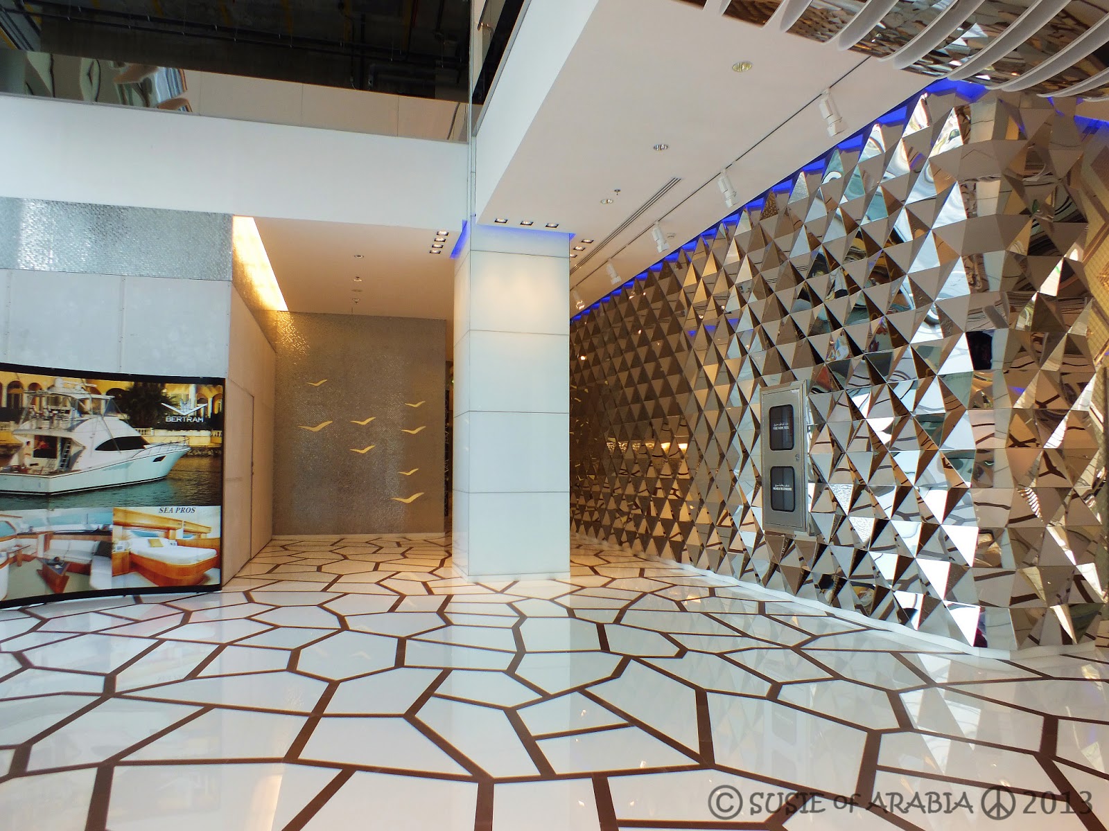 Jeddah Daily Photo: Jeddah: King's Road Tower Lobby Interior