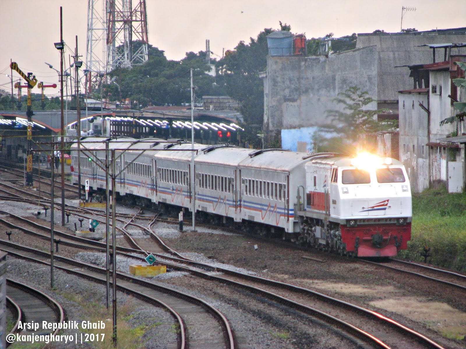 Kereta Api Indonesia: Lokomotif CC201 130 R (201 83 49) Berdinas KA Penataran, Lokomotif ...