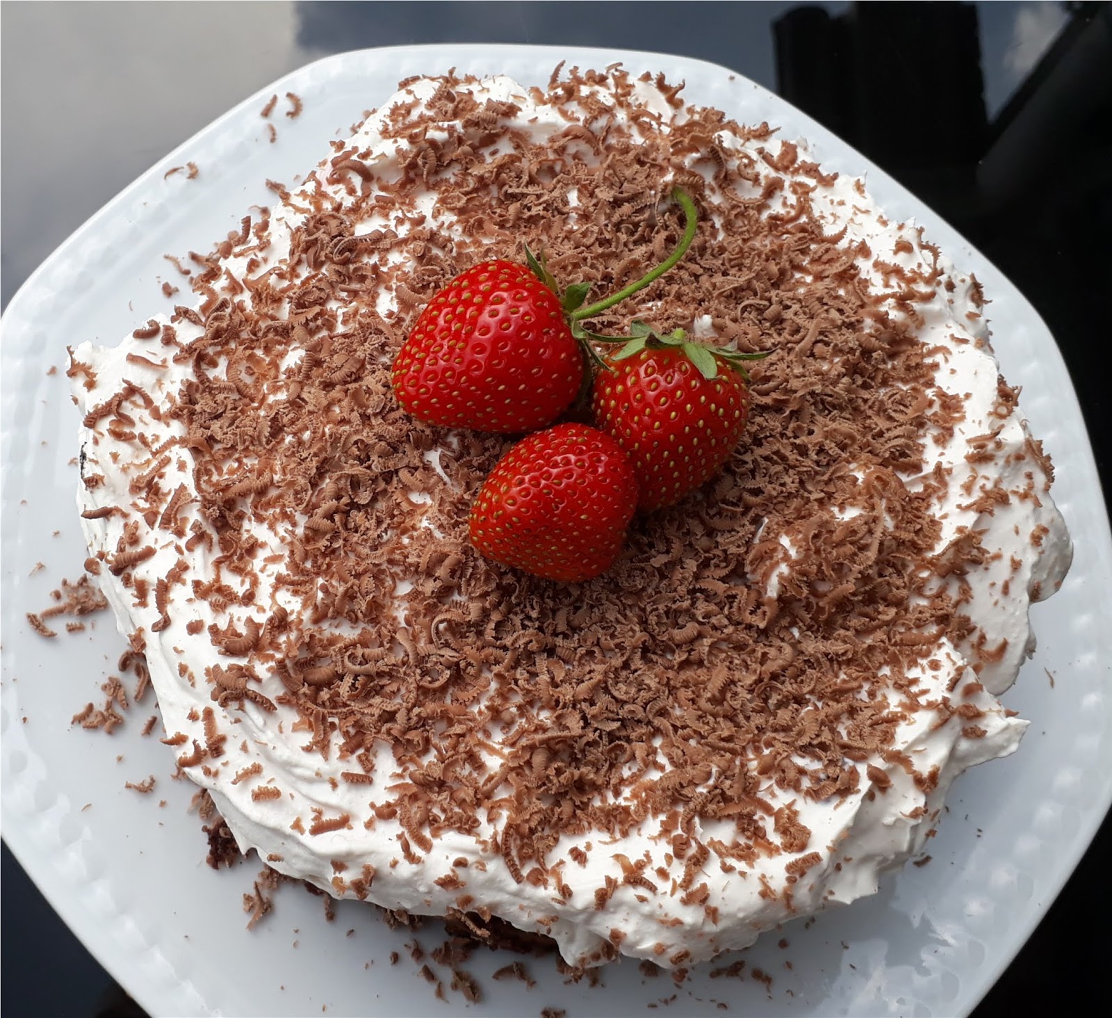 KIRSCHTORTE MIT SAHNEHAUBE - rideros