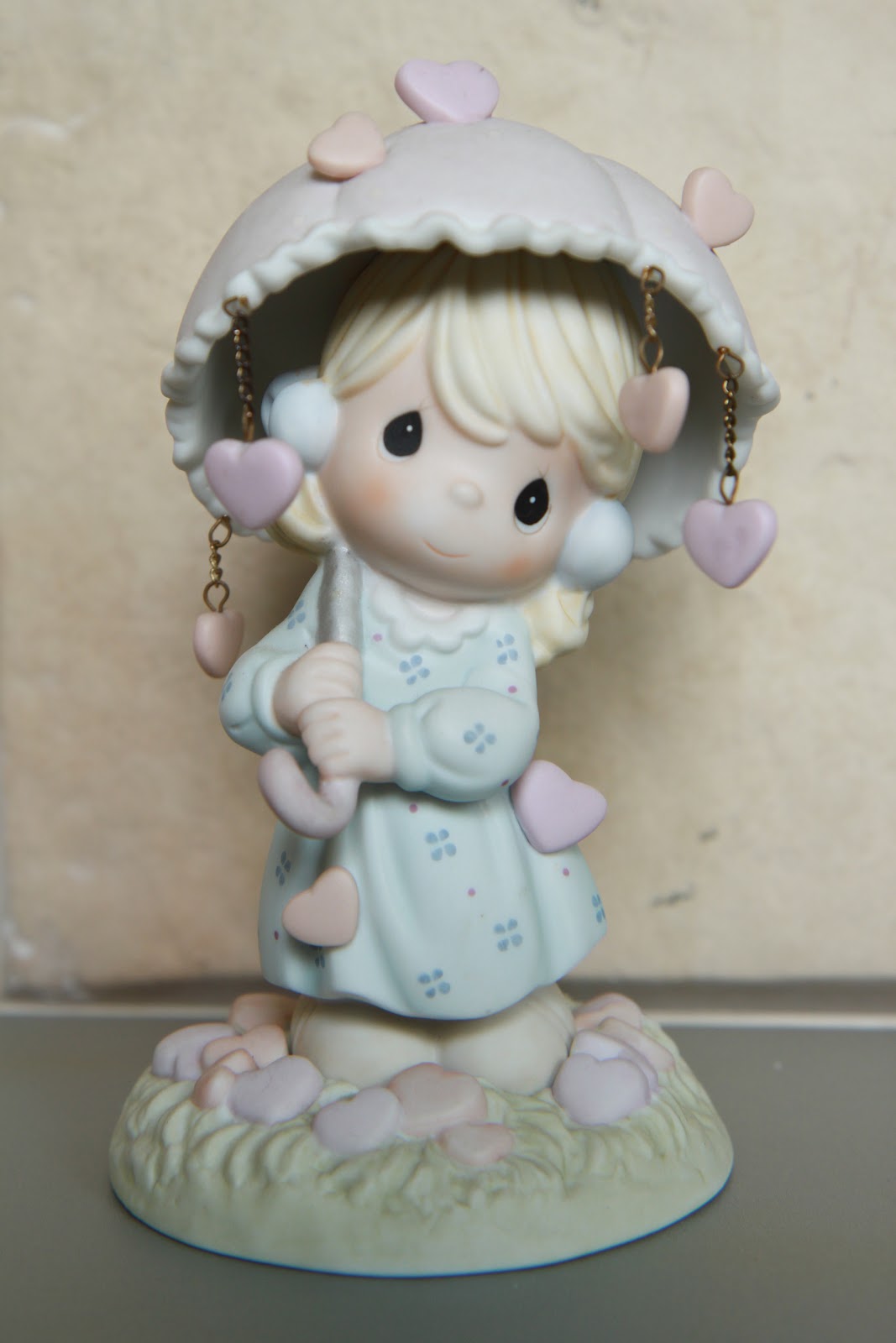 PRECIOUS MOMENTS COLLECTION: Figurine #25 - Kind Hearts Send Showers of ...