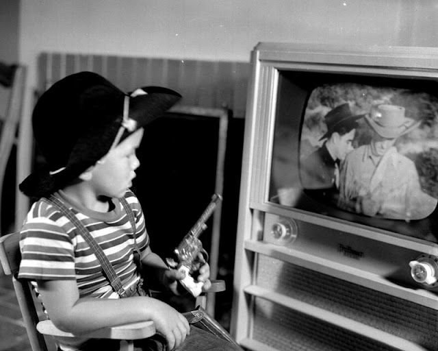 27 Vintage Snaps Capture People Watching TV in the Past ~ Vintage Everyday