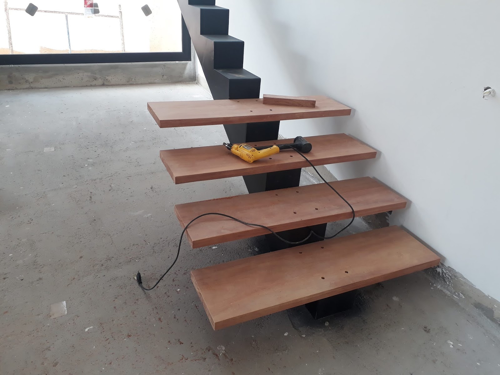 Si carpinteiro: Revestimento de madeira de uma escada metálica com viga ...