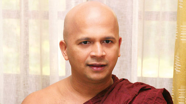 අධිකරණයට හොරෙන් රටගිය උඩුවේ හිමි වහාම අත්අඩංගුවට ගන්නැයි වරෙන්තු