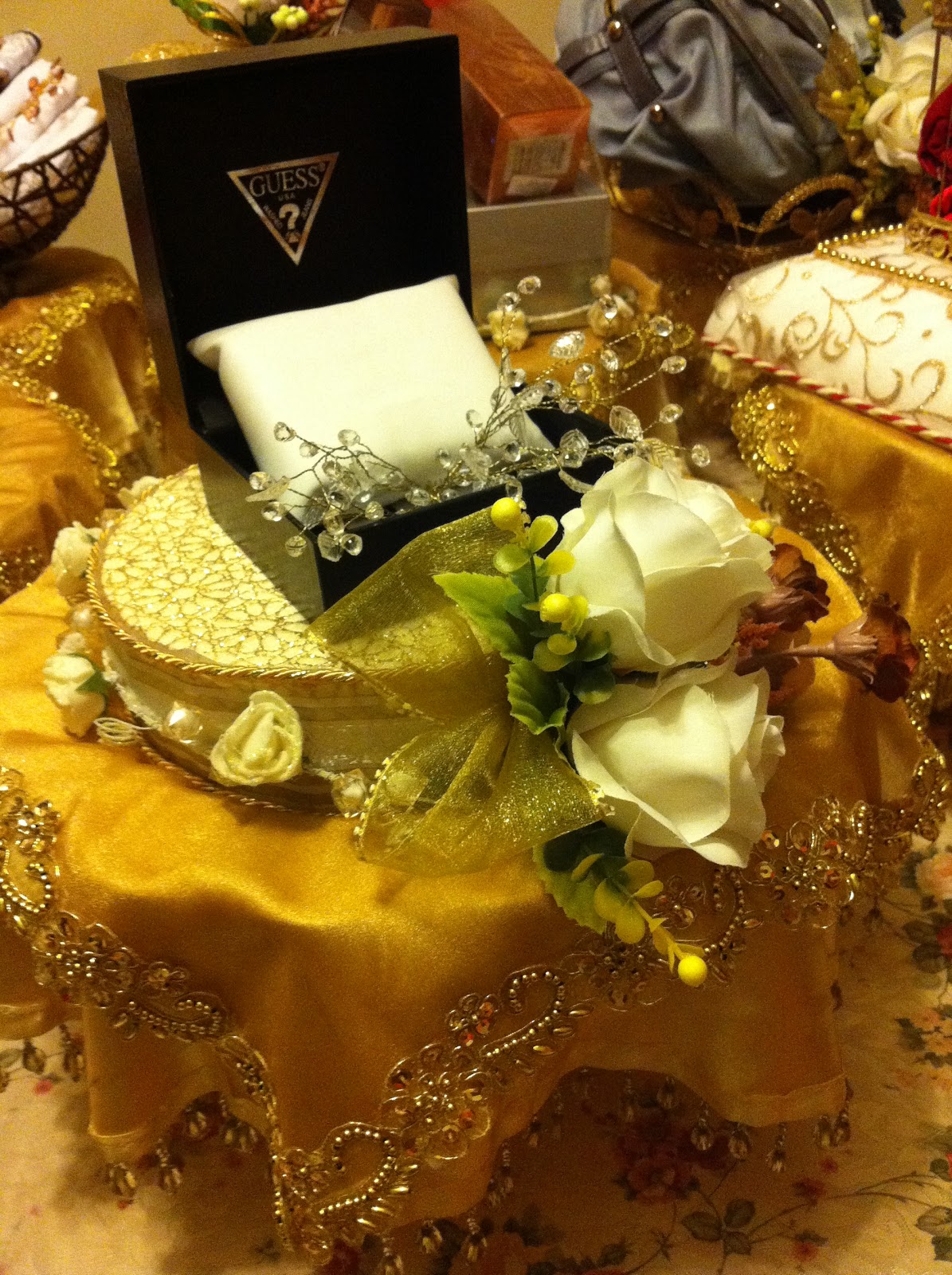 Maria Homemade Cake: Hantaran Perkahwinan- Tema "White And Gold"