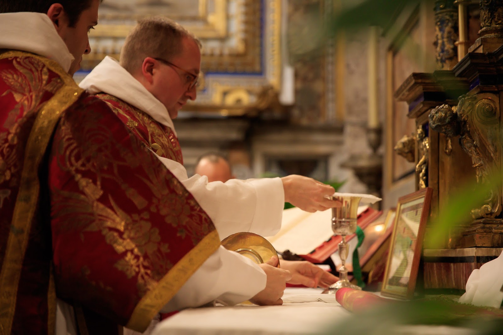 Liturgical Notes on Ceremonial Variations in the Use of the Paten in ...