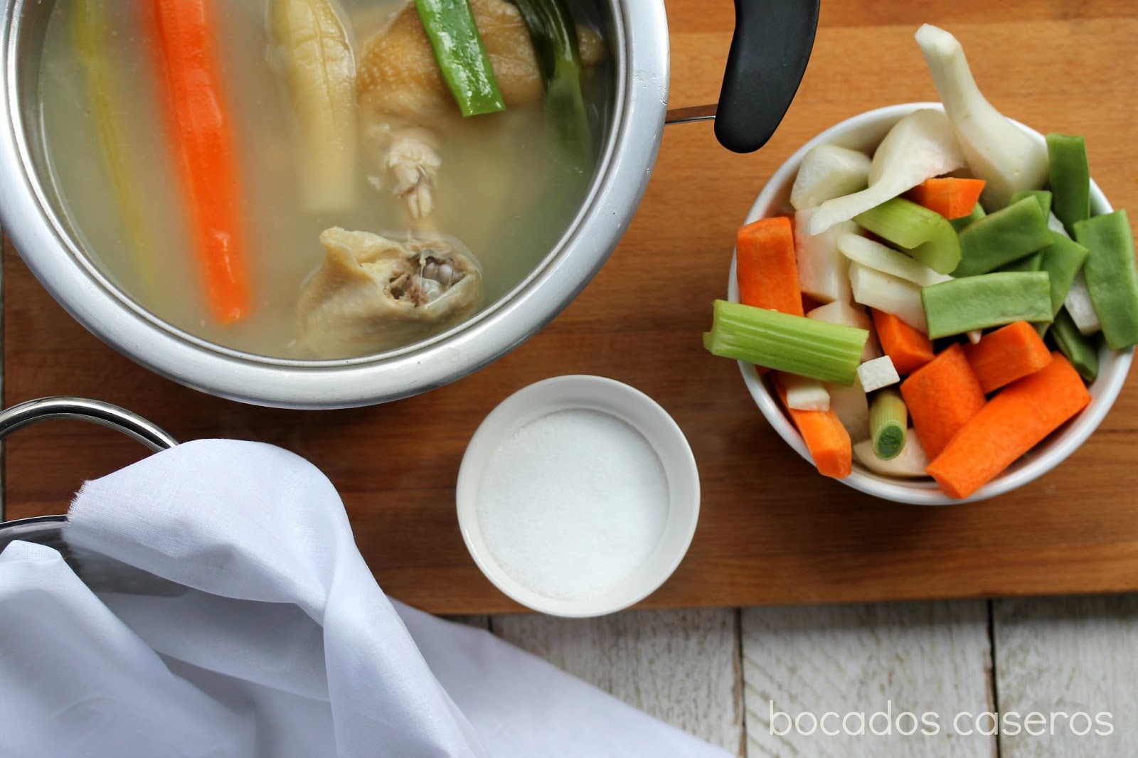 Bocados Caseros: CONSOMÉ DE AVE (Fondo blanco de pollo)