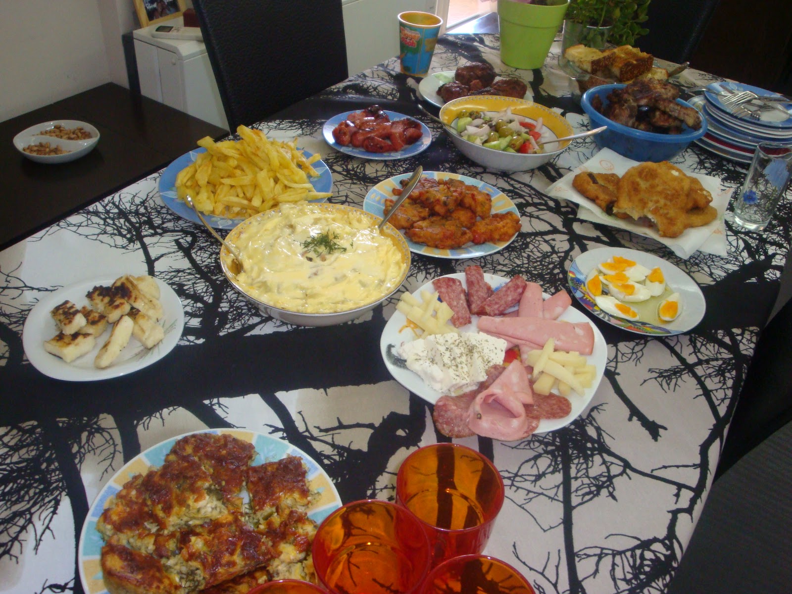 ΚΥΡΙΑΚΑΤΙΚΟ ΤΡΑΠΕΖΙ ΜΕ ΤΗΝ ΟΙΚΟΓΕΝΕΙΑ