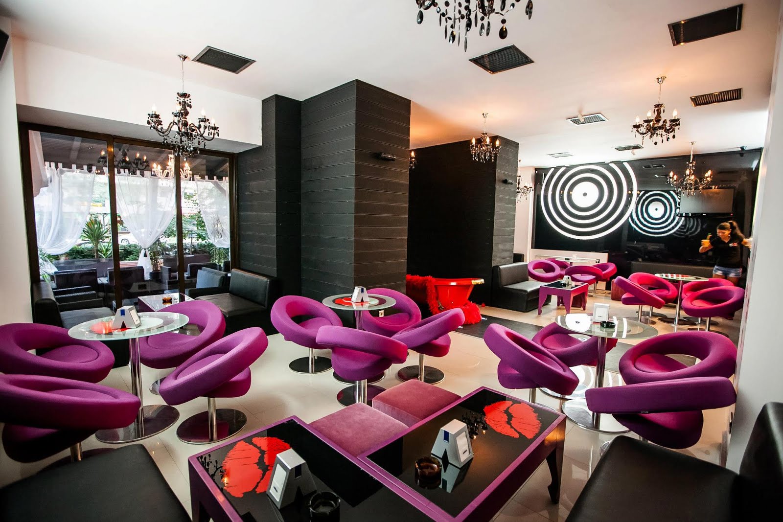 Decoratiuni interioare: Amenajare cafenea Blow - Decebal