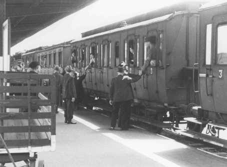 Φιλολογικά Μαθήματα Λυκείου: ΝΕΟΕΛΛΗΝΙΚΗ ΓΛΩΣΣΑ Γ' ΛΥΚΕΙΟΥ: ΕΙΝΑΙ Ο ...