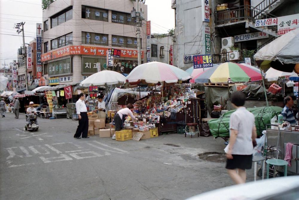 50 Candid Photographs That Capture Street Scenes of South Korea From ...
