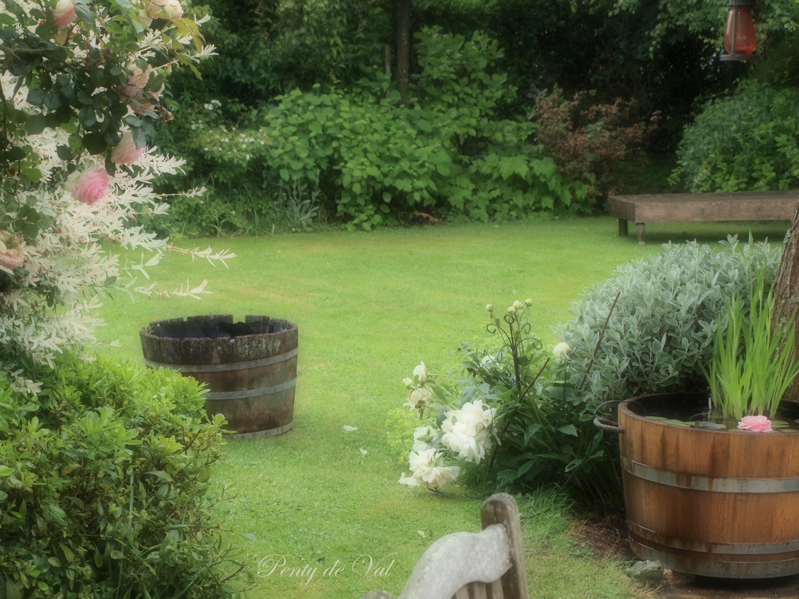 Penty de Val: Un mini bassin tonneau dans le jardin...