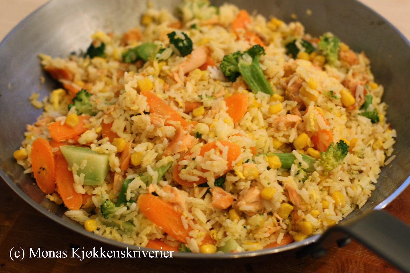 Monas Kjøkkenskriverier: Stekt ris med sesamlaks og egg (reste-wok)