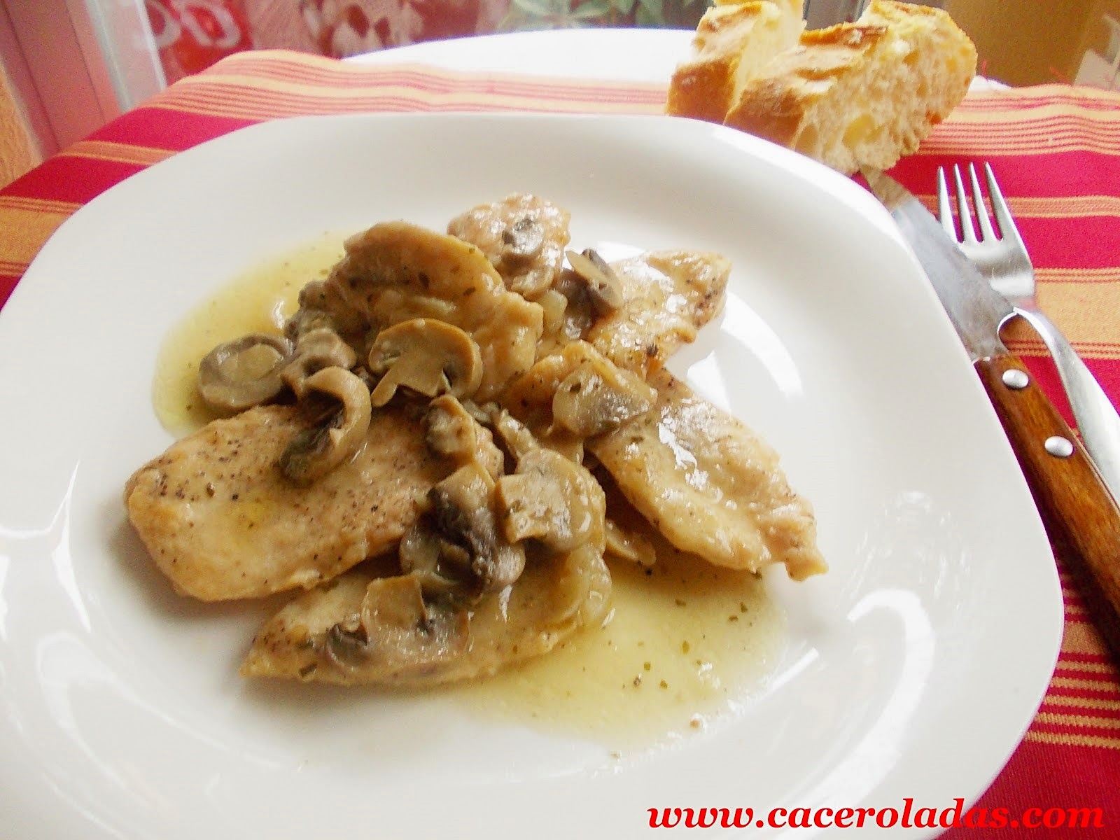 Filetes de pollo en salsa con champiñon | Caceroladas