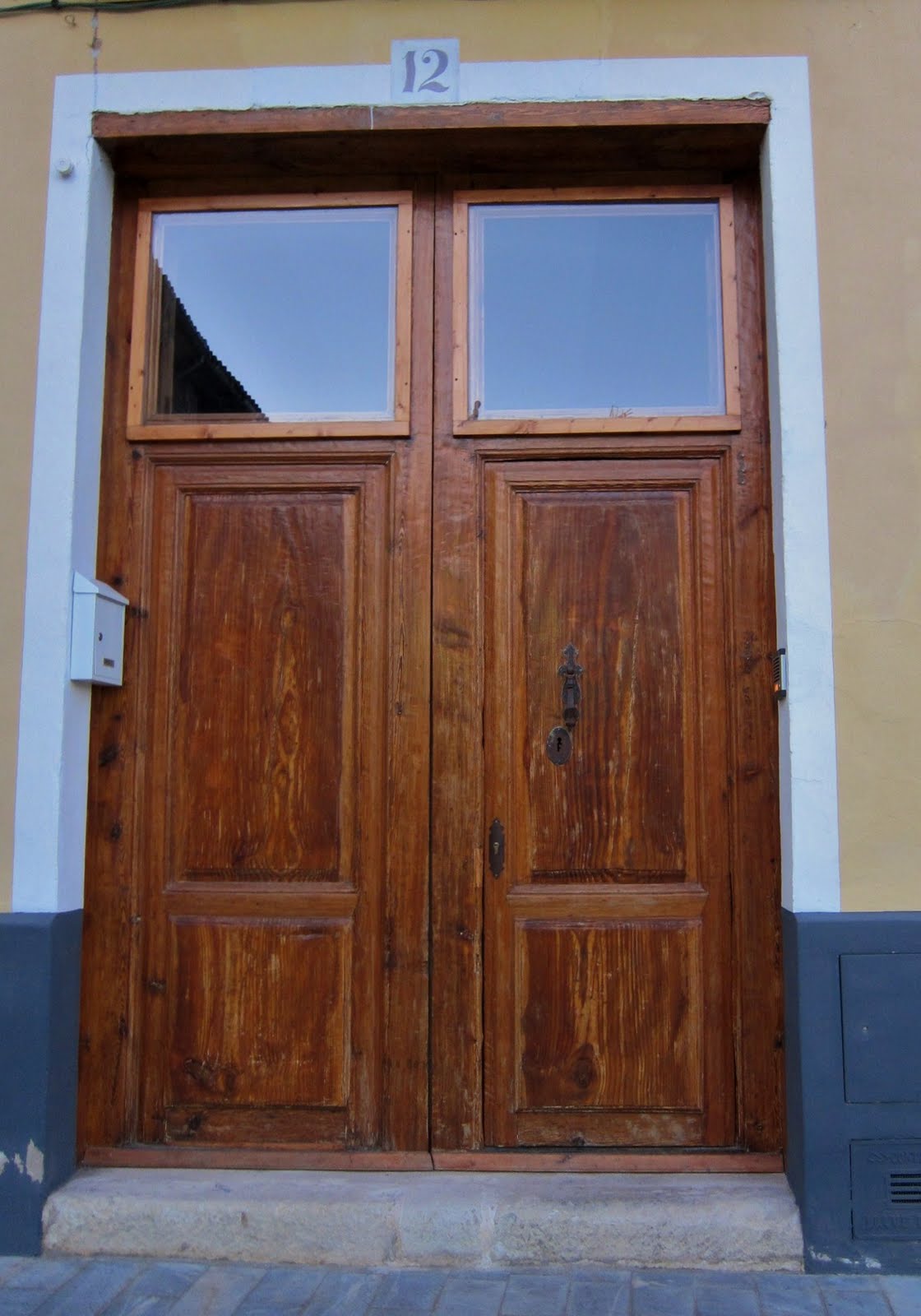 APIARIUM: *Puertas y portones con "solera" (II).