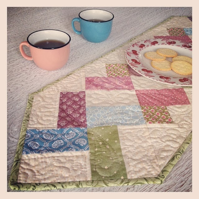Selimut-ku . . . . . . .: Pretty Table Runner : Done.