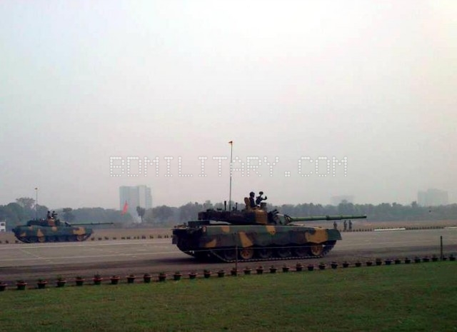 Bangladesh Army's MBT-2000 Main Battle Tank Victory Day 2012 parade ...