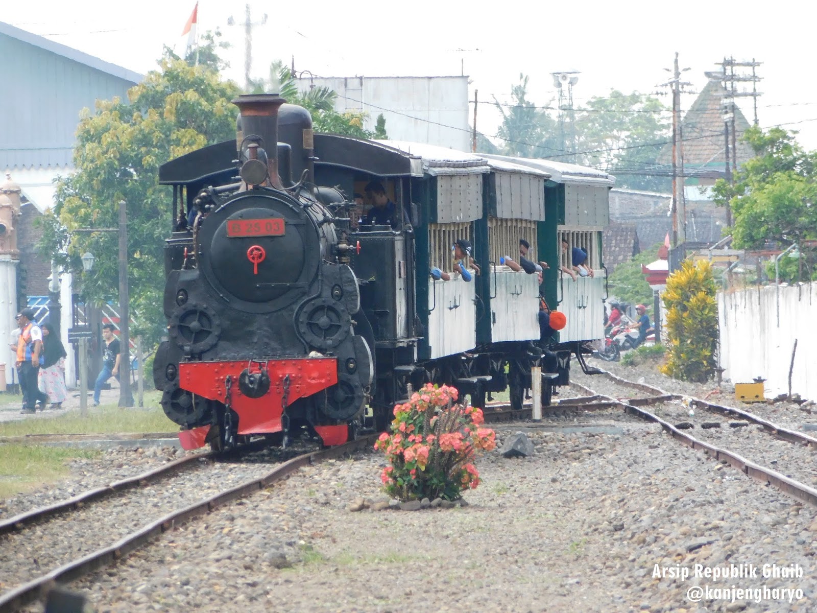 Kereta Api Indonesia: Menikmati Sensasi Kereta Api Uap Wisata di ...