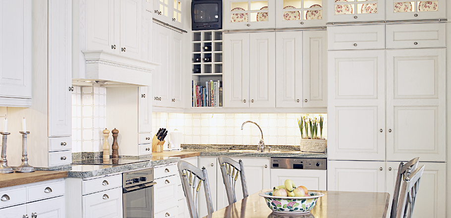 SOMMERWHITE: SWEDISH KITCHENS