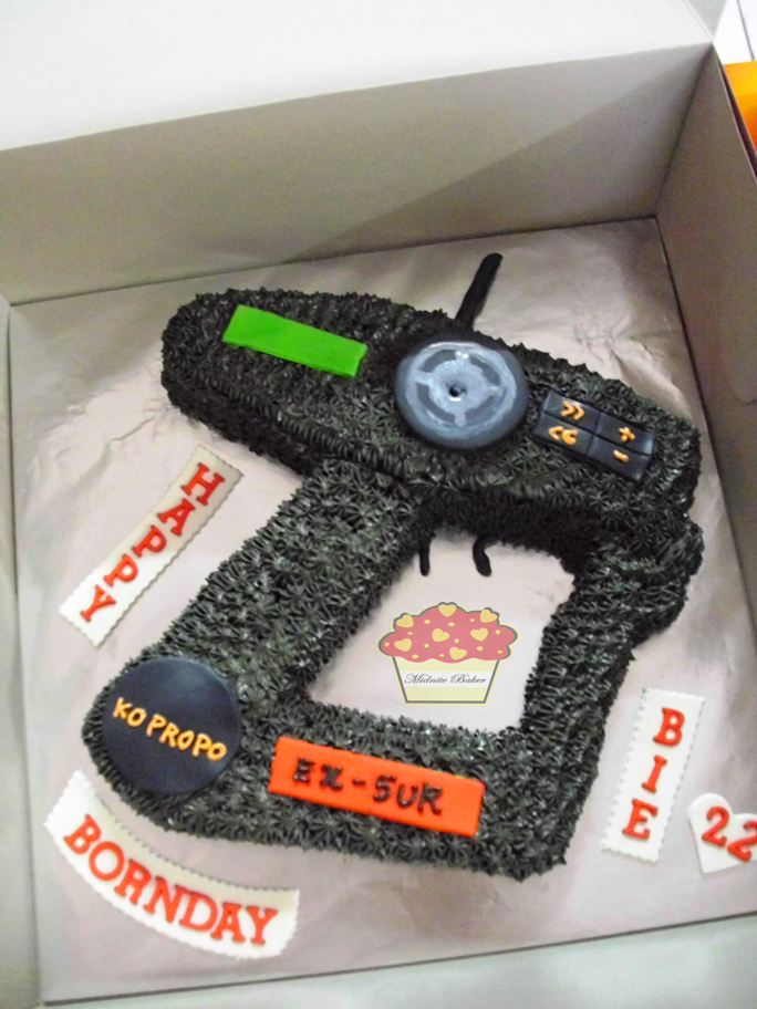 MIDNITE BAKER BANGI: 2D CAKE-KEK REMOTE CONTROL KO PROPO