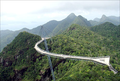 Amazing Pedestrian Bridge of Mount Mat Cincang in Malaysia | Life 'n ...