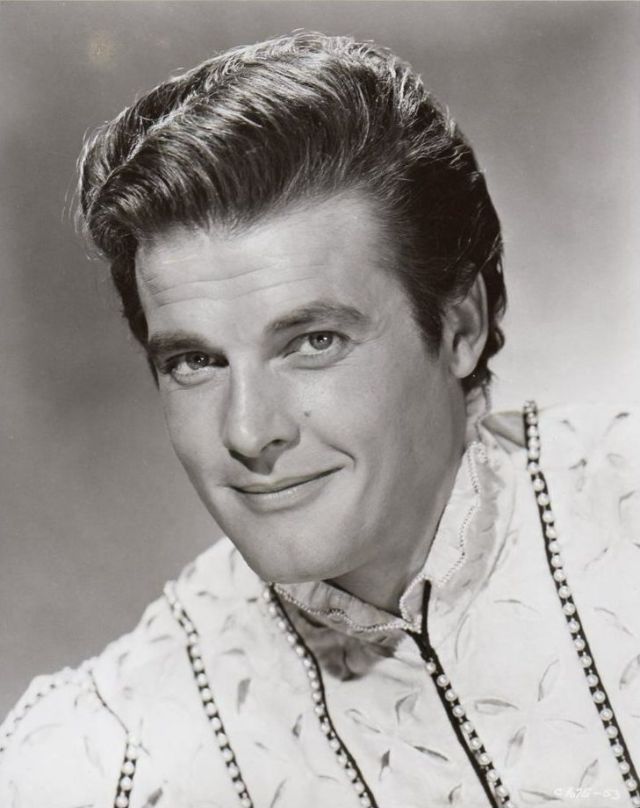50 Handsome Photos of Legendary James Bond Star Roger Moore From ...