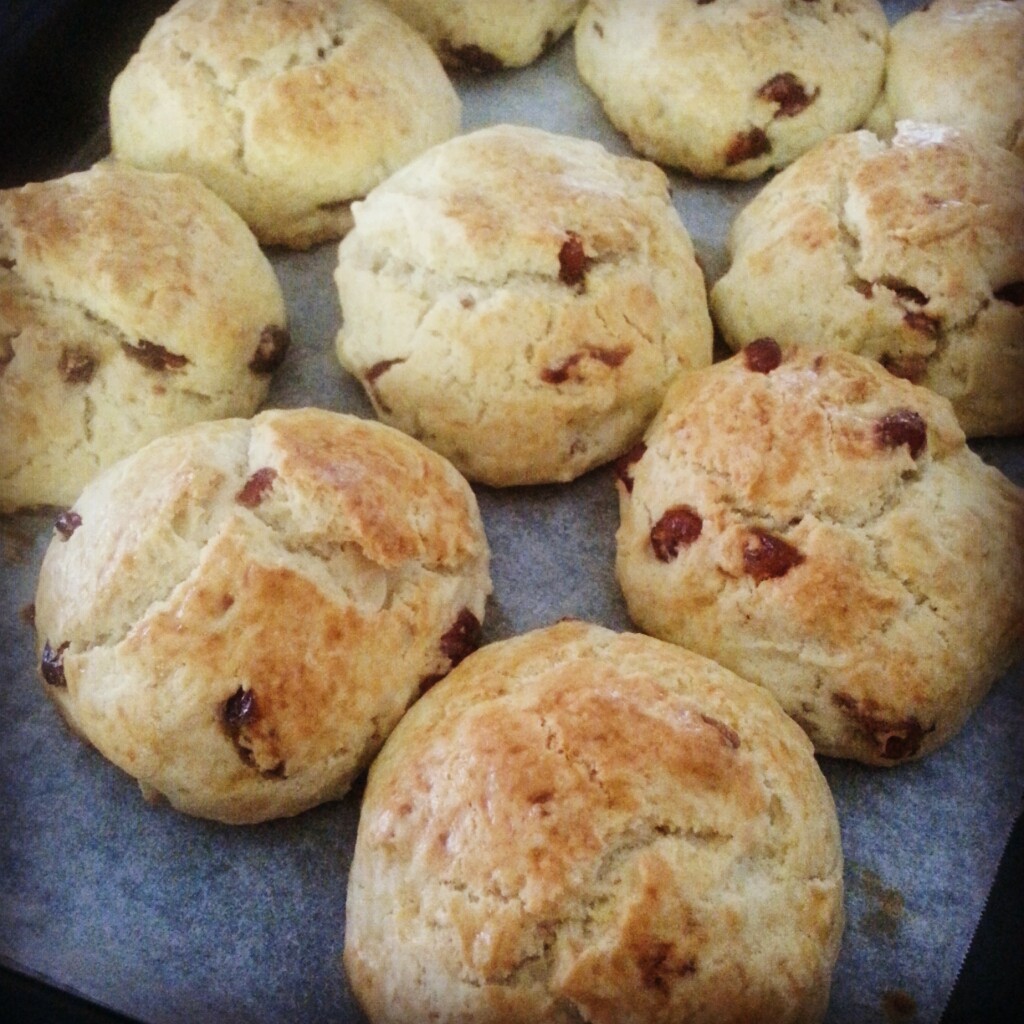 Basic Scones recipe: Cranberry and almond flakes |themoodkitchen
