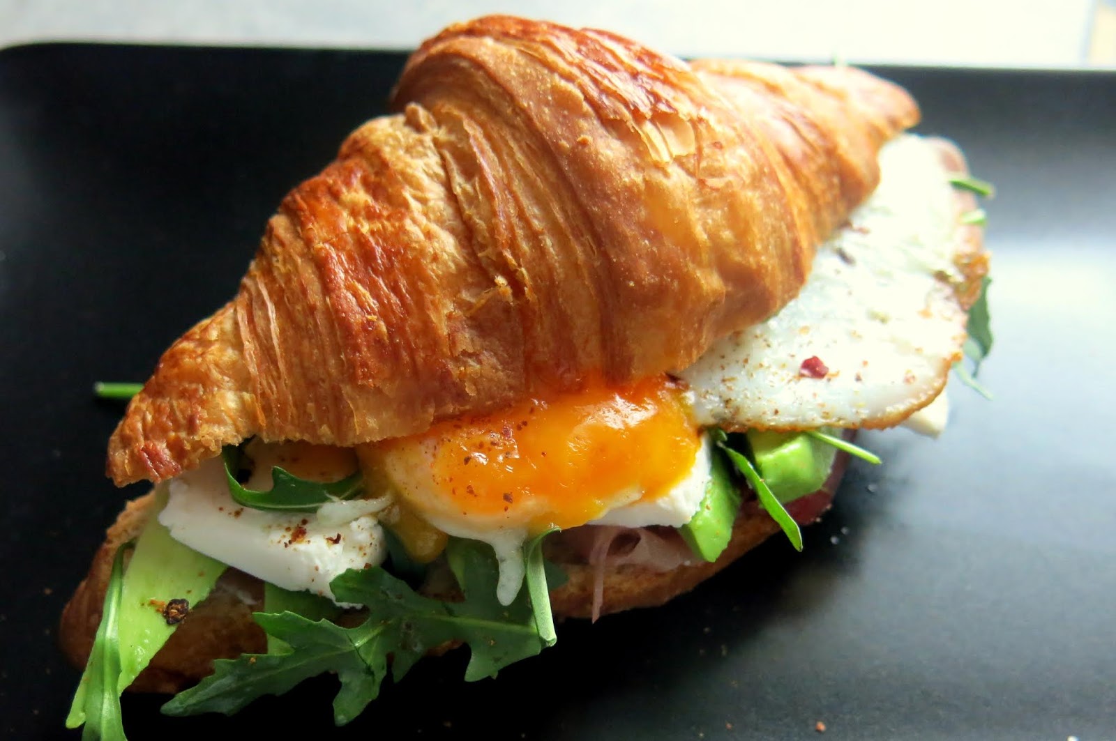 Kropla Oliwy: Francuski rogalik w wytrawnej wersji ( z awokado, szynką ...