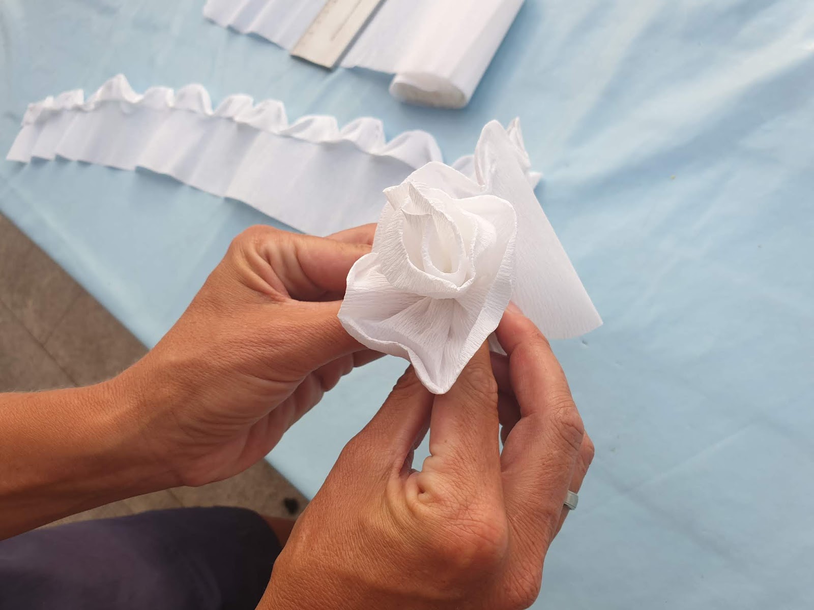 selber machen: Krepp Papier Rosen und Krepp-Papier Schleifen