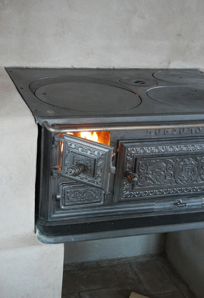 Talo Ahonlaidalla: Vanhan puuhellan kunnostus