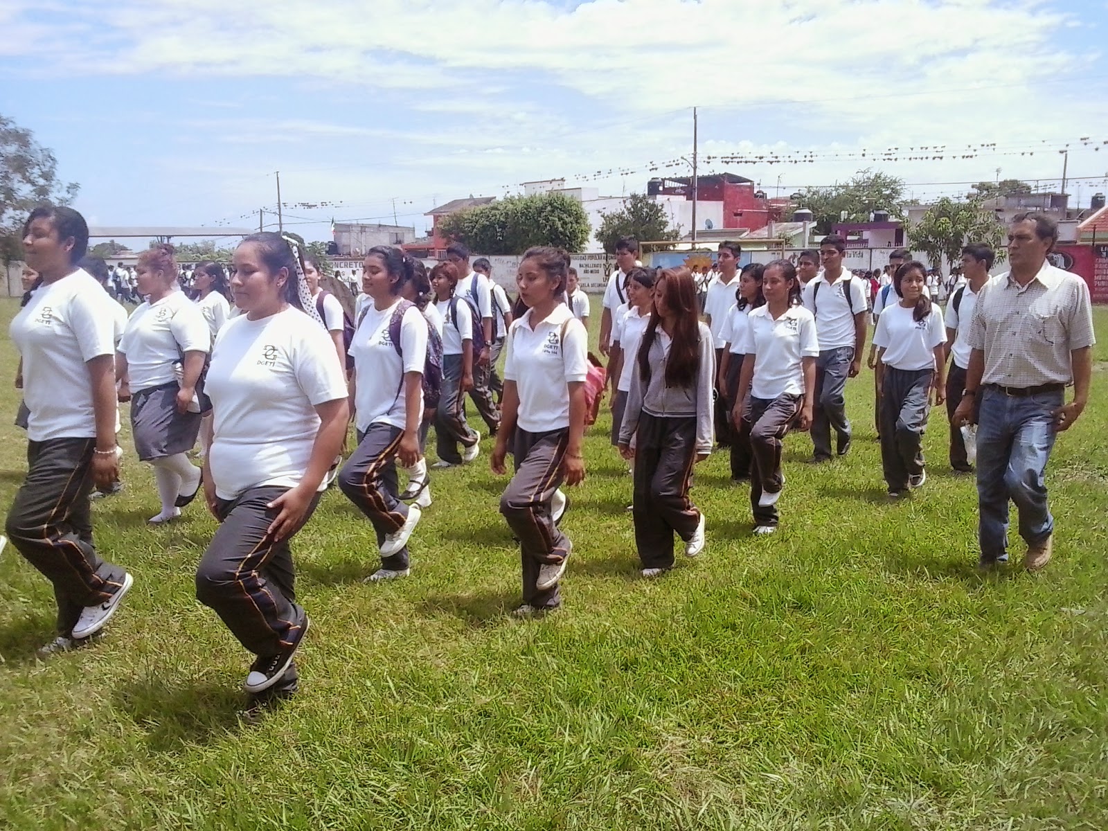 Actividades CETis 164: ALUMNOS EN PRÁCTICA PARA EL DESFILE DEL 16 DE ...