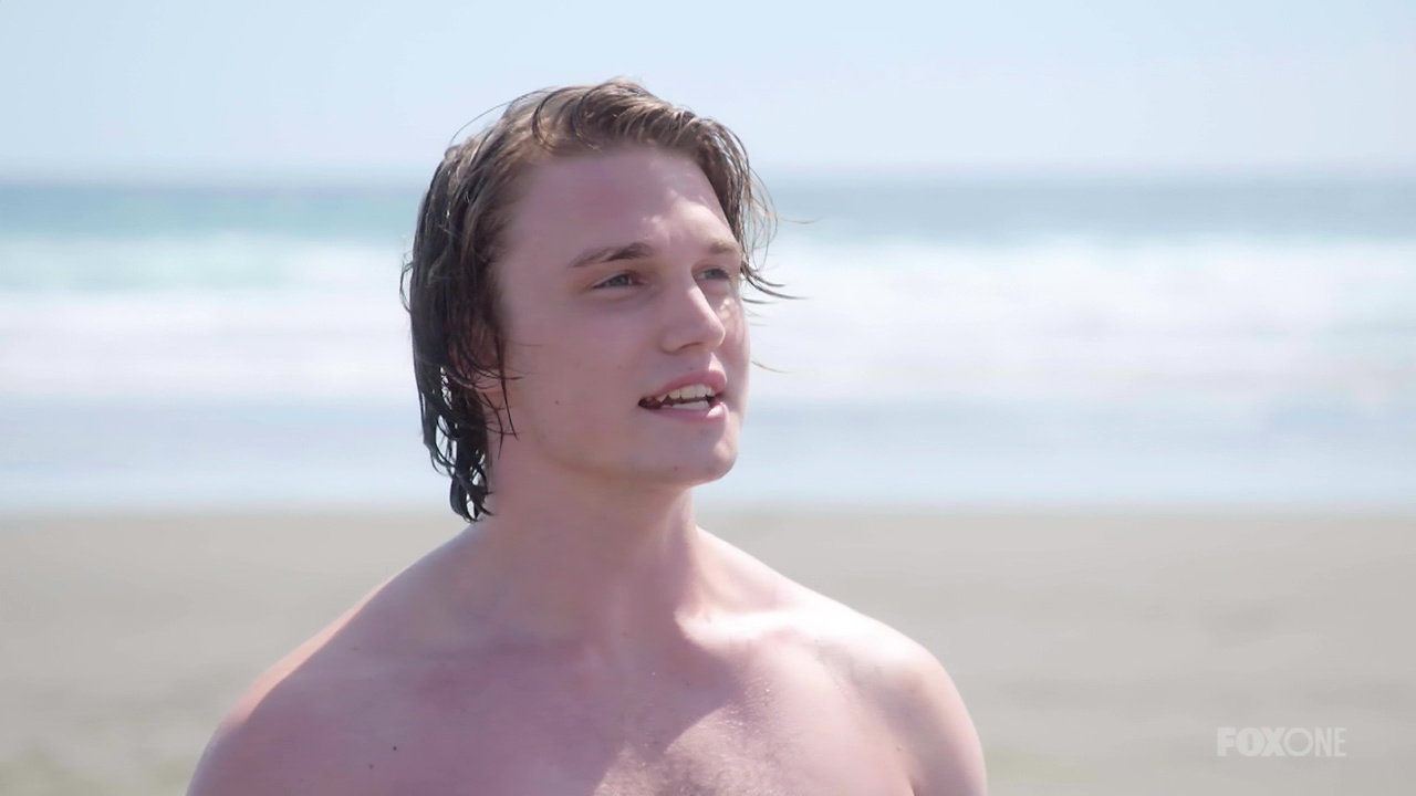 ausCAPS: Henry Rolleston shirtless in Shortland Street