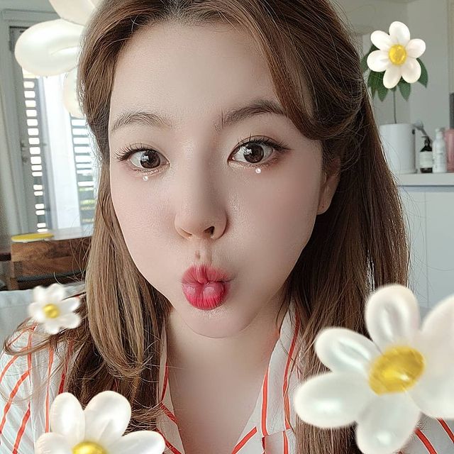 Check Out The Cute Selfies From Snsd Sunny Wonderful Generation