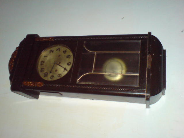 toko barang antik: jam kuno