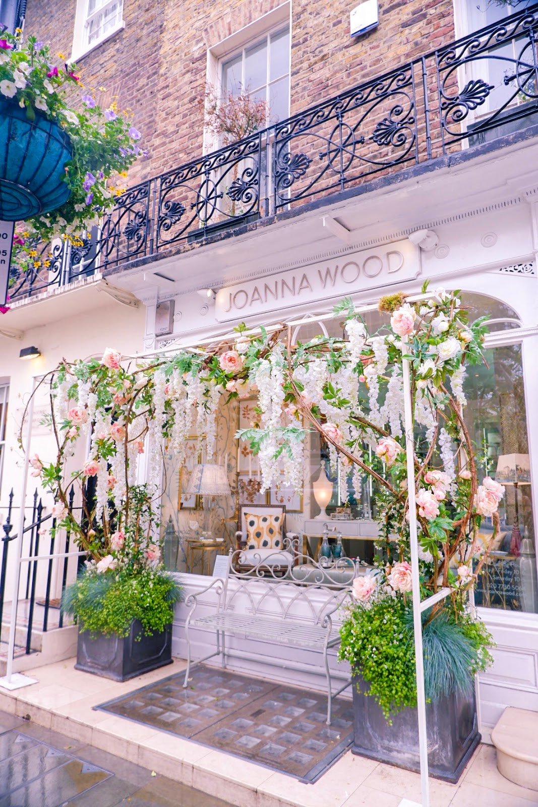 (London) Chasing-Storefront PhotoSpot Guide: Belgravia | Hola Aquila