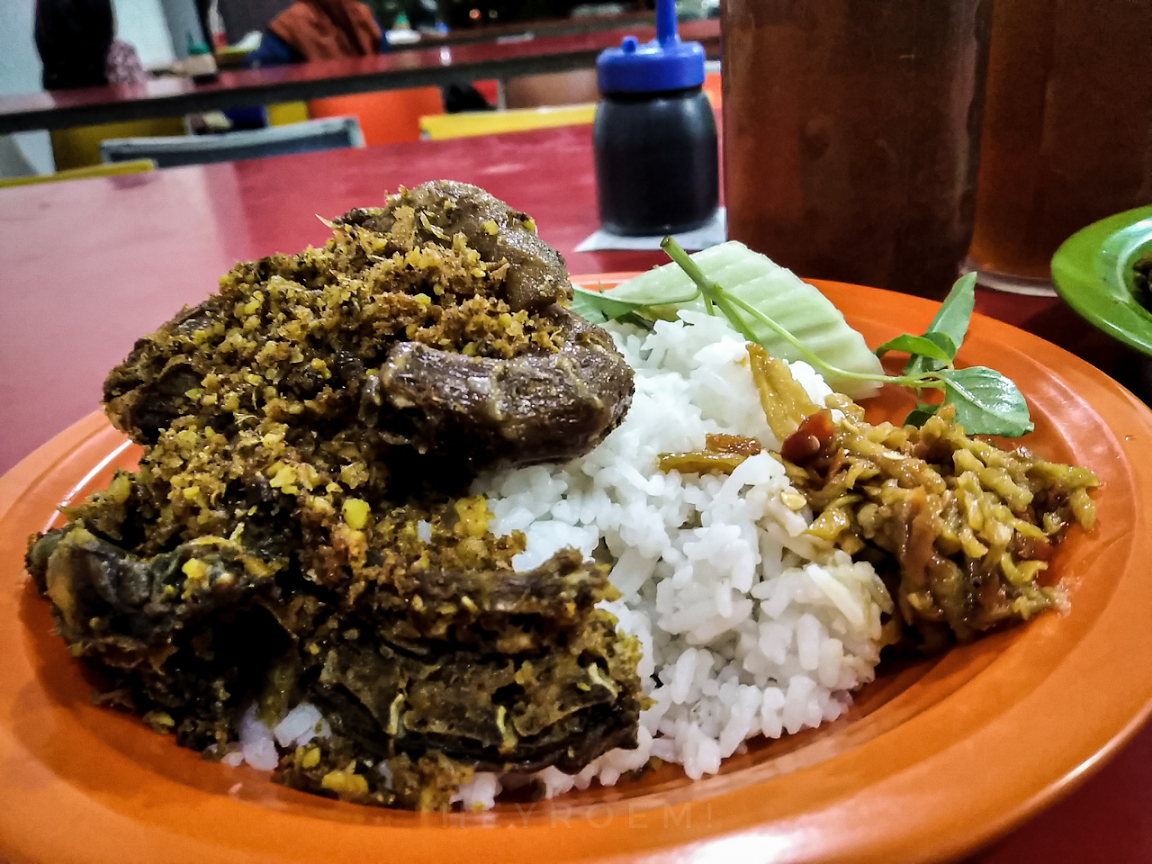 Nyicip Bebek Sinjay Khas Madura di Surabaya — Hey Roem!