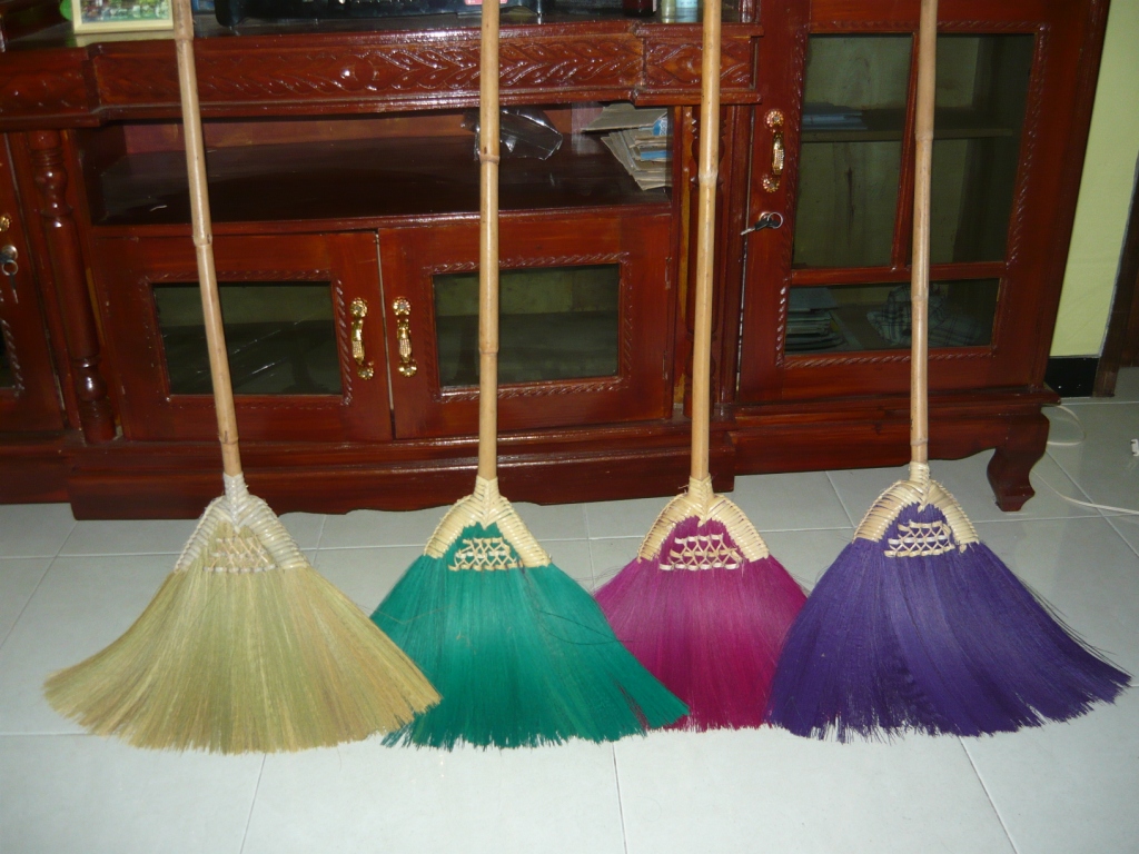 Sapu dan Kemoceng Purbalingga: Sapu lokal kualitas eksport