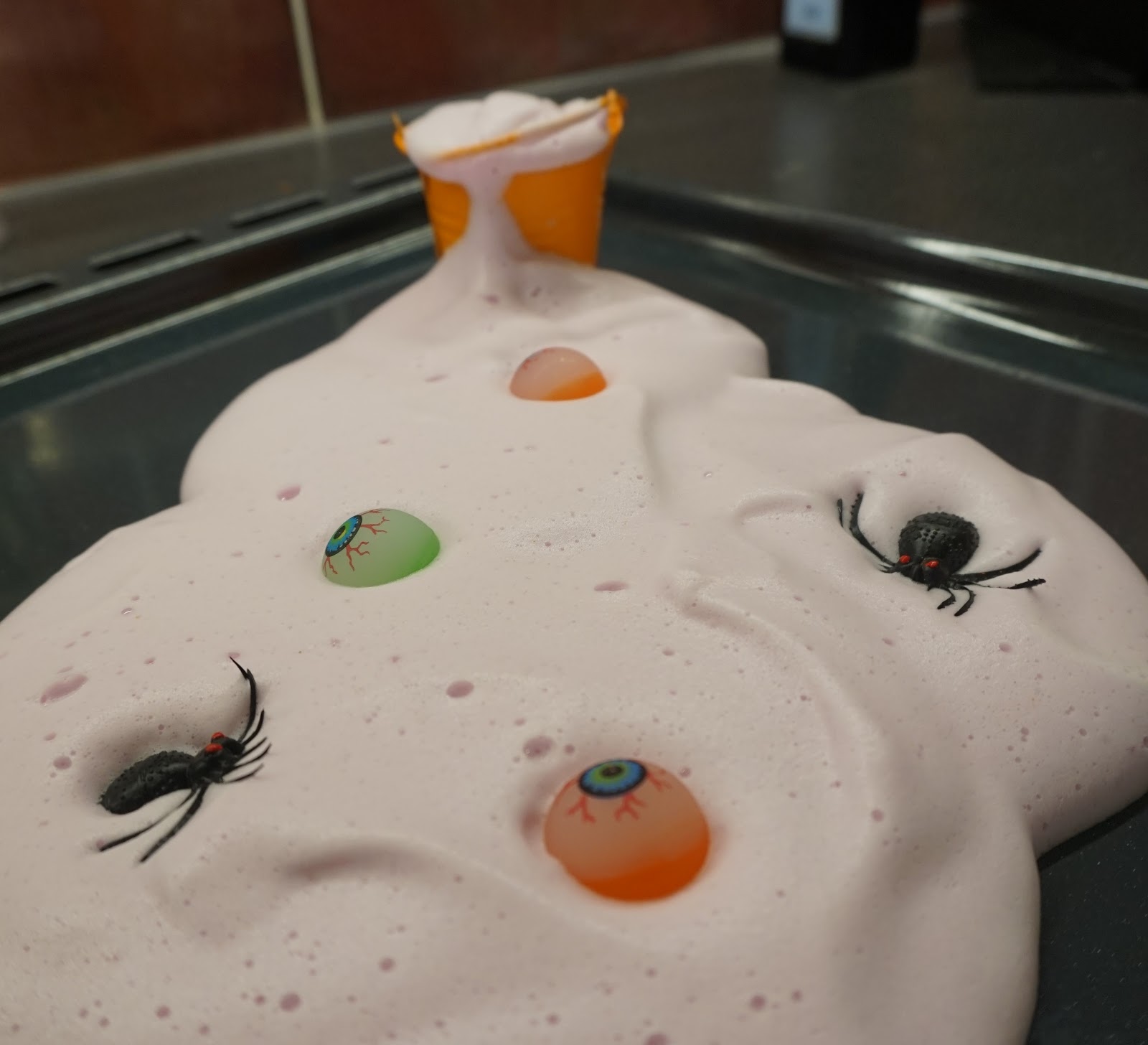 Fühlwanne: Fester Schaum als Hexensuppe