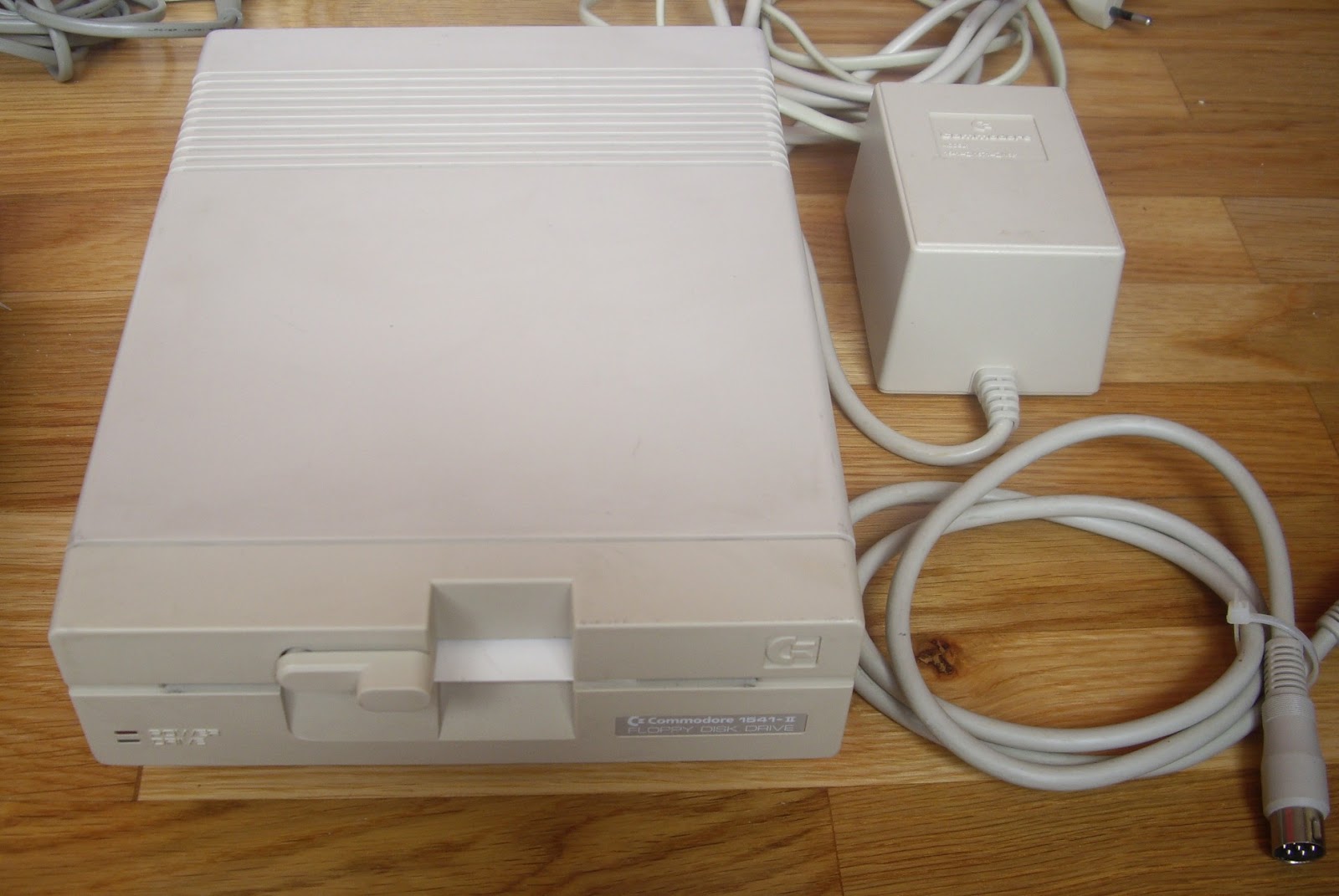 Retro Ordenadores Orty: Disquetera Commodore 1541 II (1988)