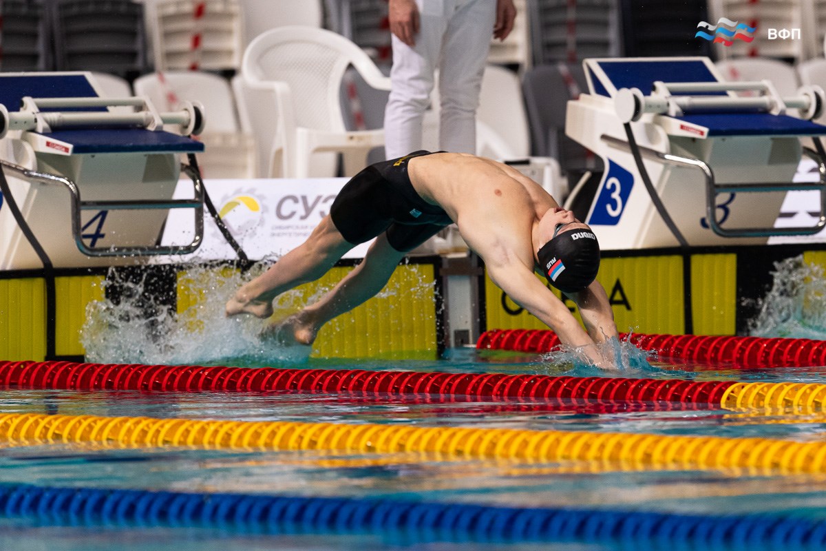 Evgeny Rilov faz o melhor tempo do ano nos 100m costas e se classifica ...
