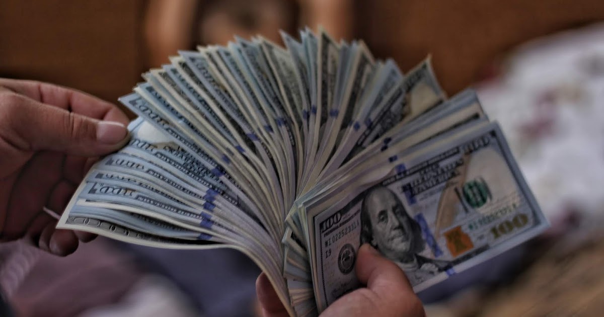 "Come into money" nghĩa là gì?