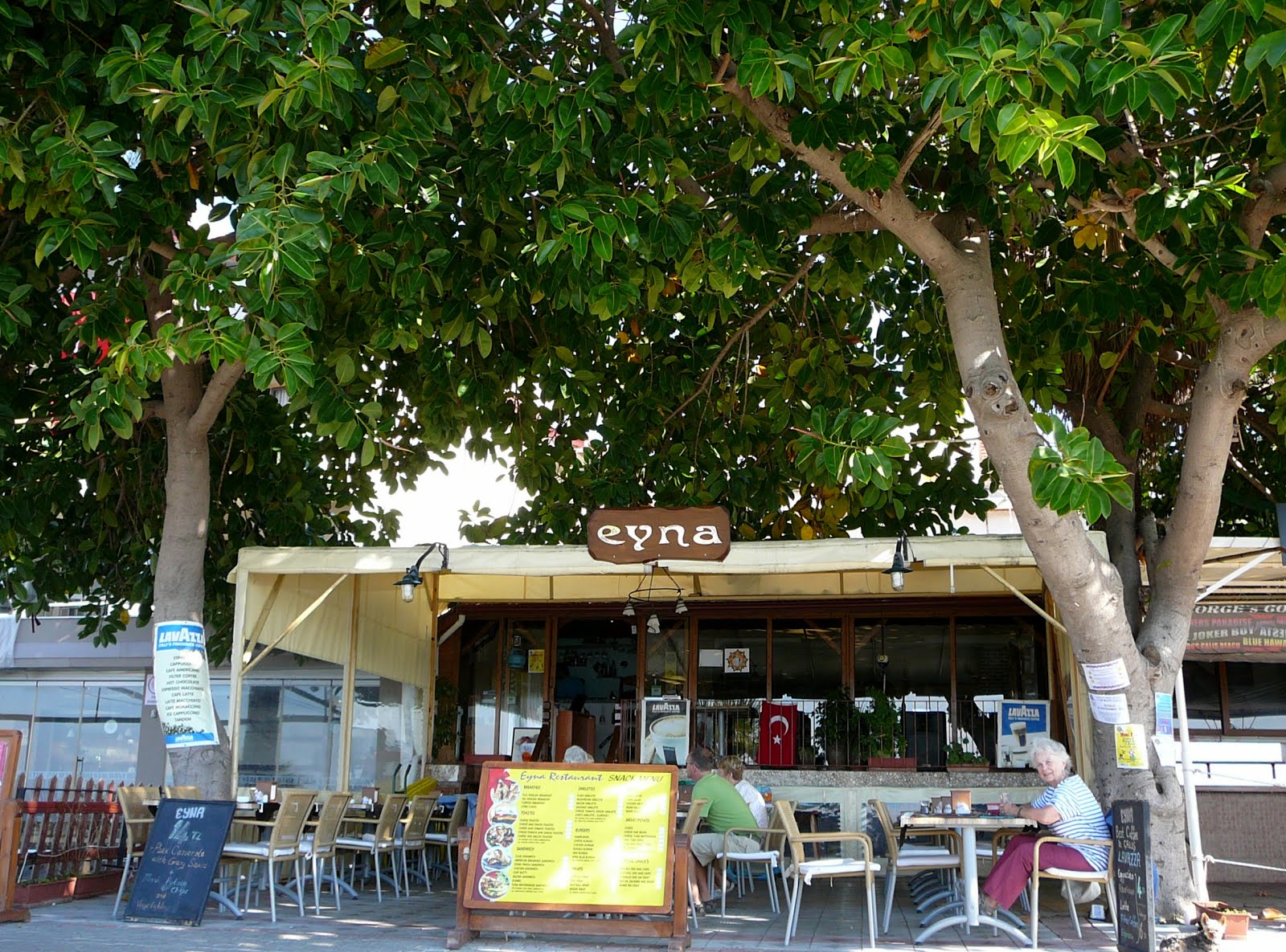 MES TÊTES DE TURC...: Une leçon de café au bord de la mer chez Eyna