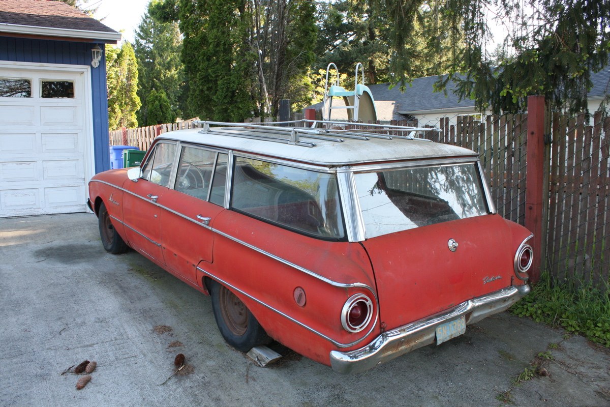 OLD PARKED CARS.: 1961 Ford Falcon Wagon.
