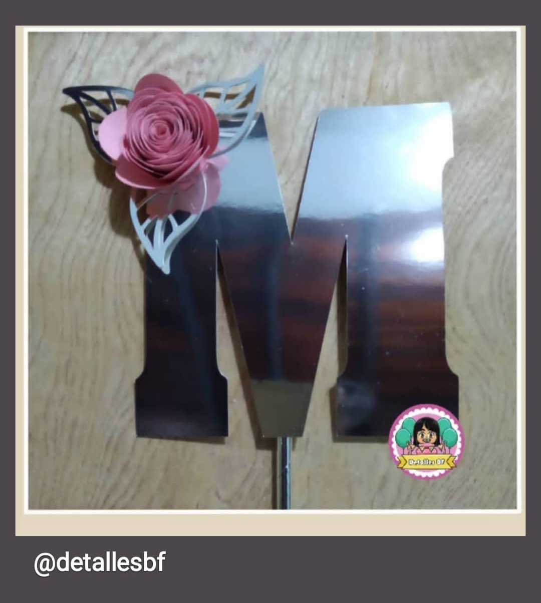 Letra M Metalizada con Flor - Mis Toppers Tus Toppers