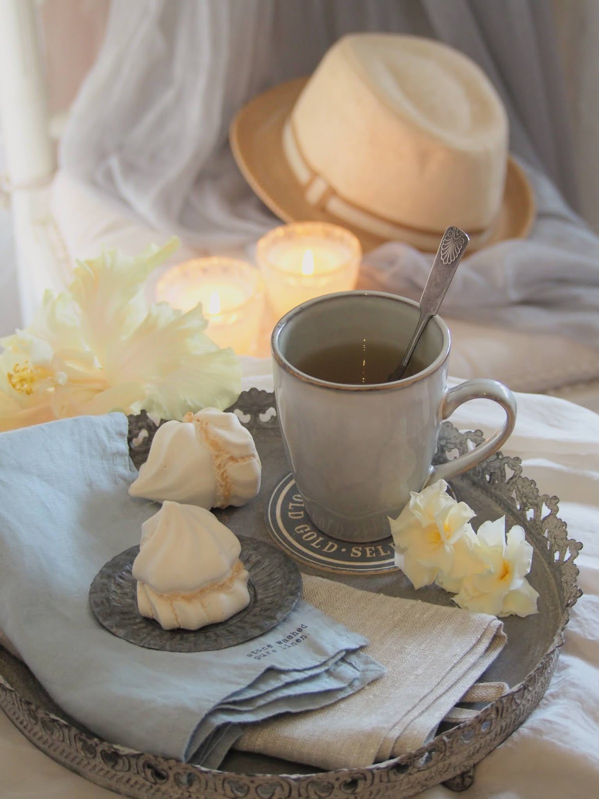 A whisper from the almond valley: Meringues & Lemon Tea