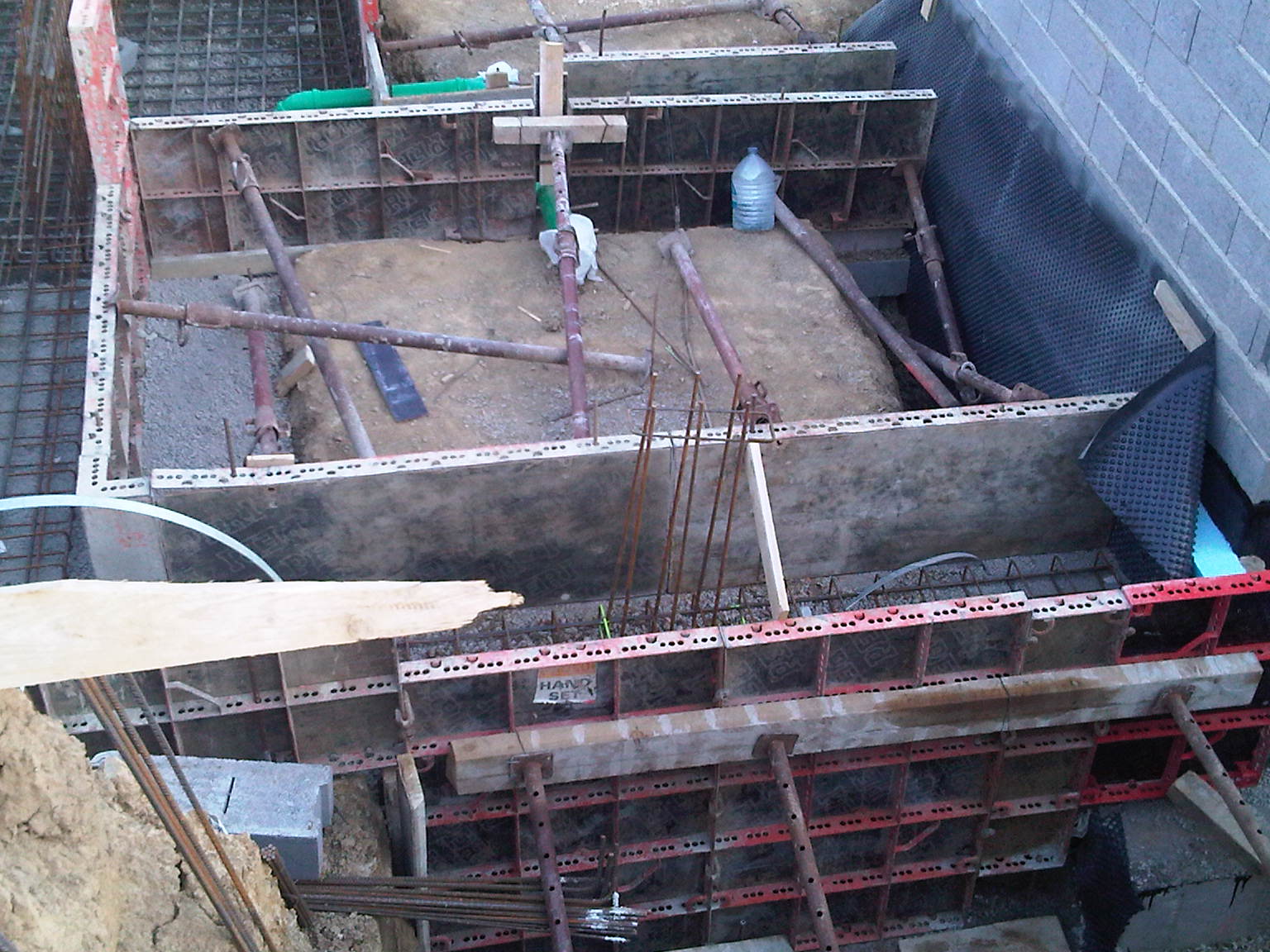 Construction maison: travaux de coffrage avant coulage du beton