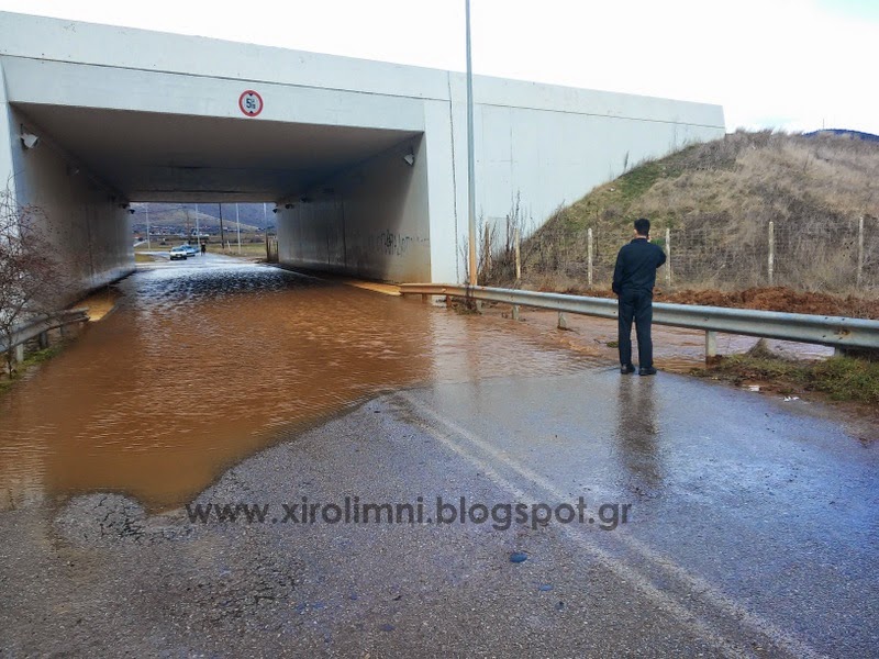 Πλημμυρισε ο καμπος των Καραγιαννιων μετα την εντονη νεροποντη.Φραγμενα ...