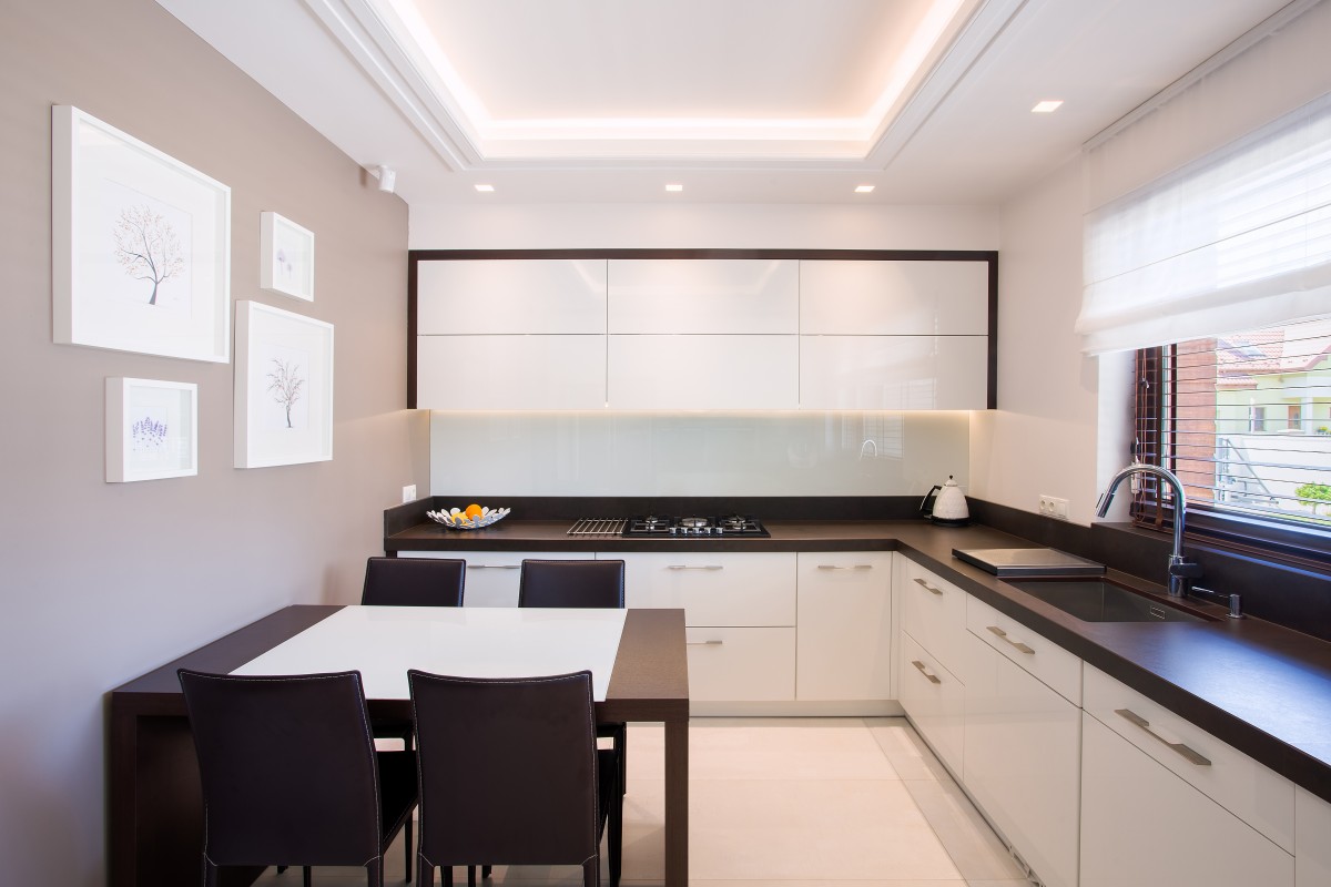 Mobila la comanda Bucuresti: Bucatarie MDF vopsit si MDF furniruit