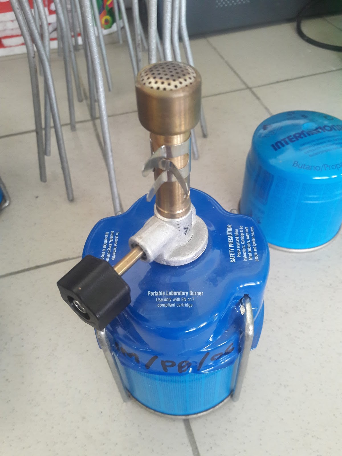 Yaya Hanani: Menukar tabung gas penunu bunsen...