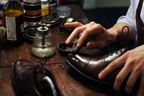 7 Tips Merawat Sepatu Kulit Bebas Bau dan Jamur Serta Warna Tetap Cemerlang